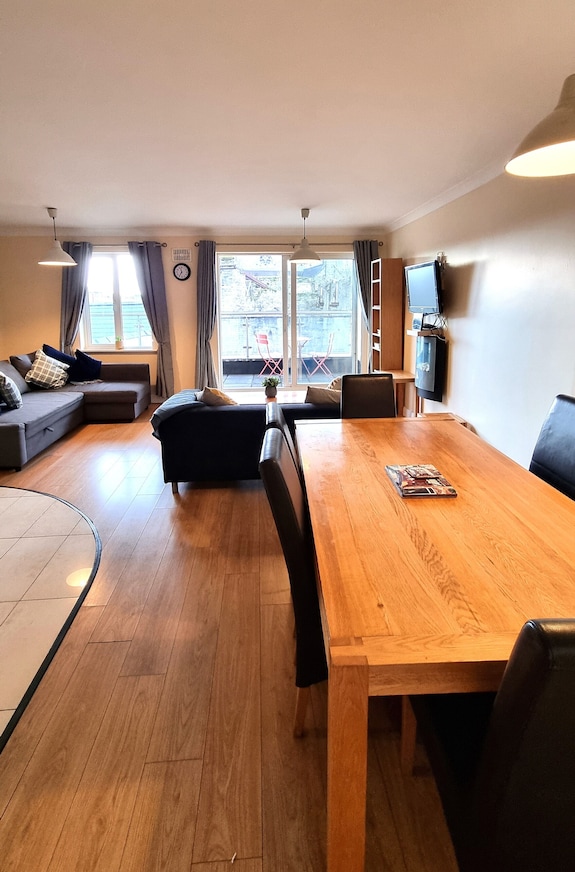 Spacious 2 Bedroom Apartment With Balcony. Early Check-in - Dublin