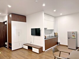 Estúdio conforto | Escrivaninha, cortinas blackout, quartos à prova de som