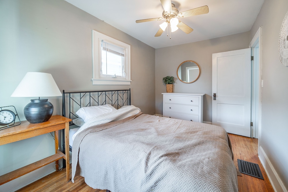 Cute, Cozy, Crash Pad Near Bike Path!! Quiet, Convenient, Short North Location! - Grove City, OH