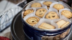 Um recipiente com diversos biscoitos em embalagens de papel.
