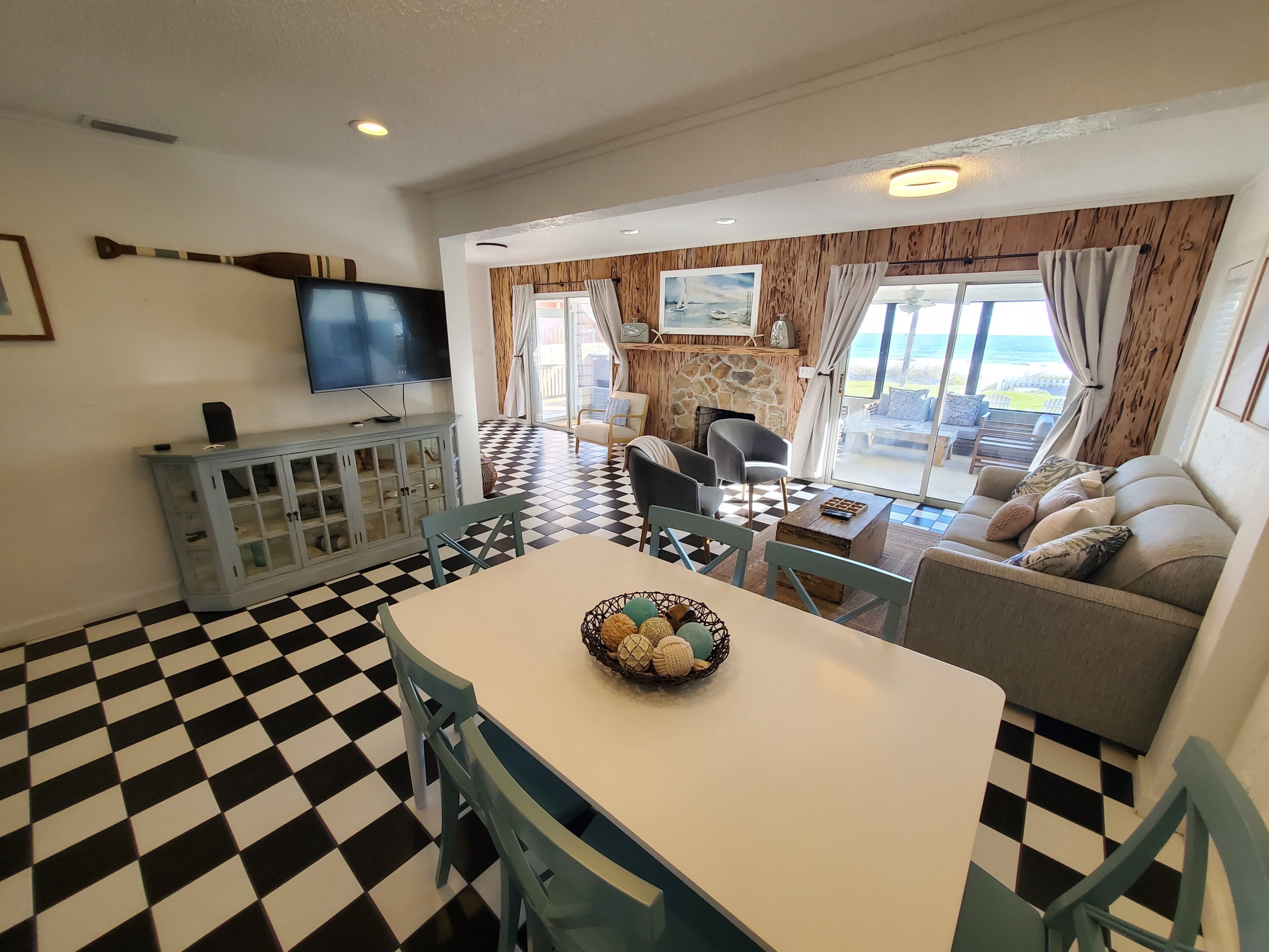 Casa, várias camas, varanda, vista para a praia (Coastal Bliss) | Opções para refeição