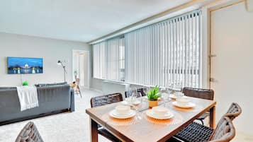 Apartamento conforto, 2 quartos, sacada | Sala de jantar