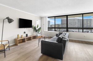 Apartamento conforto, 2 quartos, vista para a cidade | Área de estar | Smart TV 50 polegadas com canais a cabo