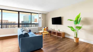 Apartamento conforto, 2 quartos, vista para a cidade | Área de estar | Smart TV 50 polegadas com canais a cabo