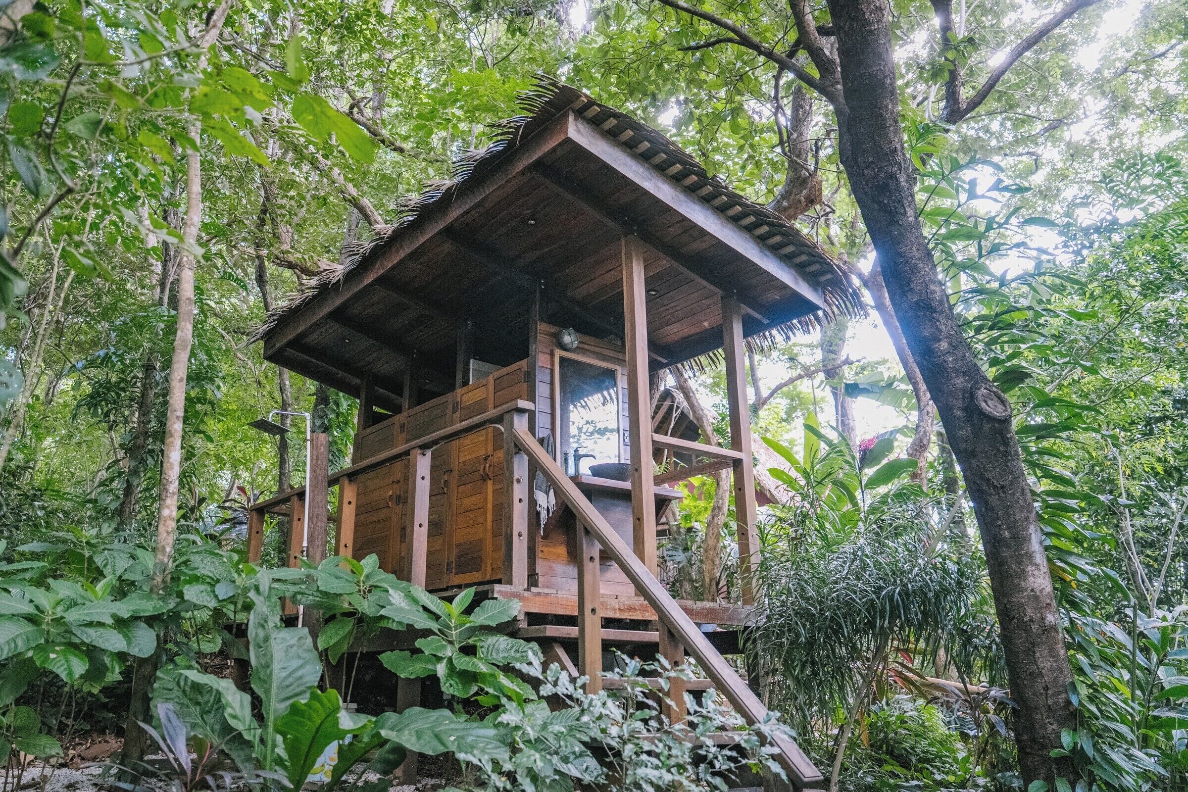 Garden Glamping | Casa de banho | Um polibã, um chuveiro fixo, artigos de higiene pessoal grátis 