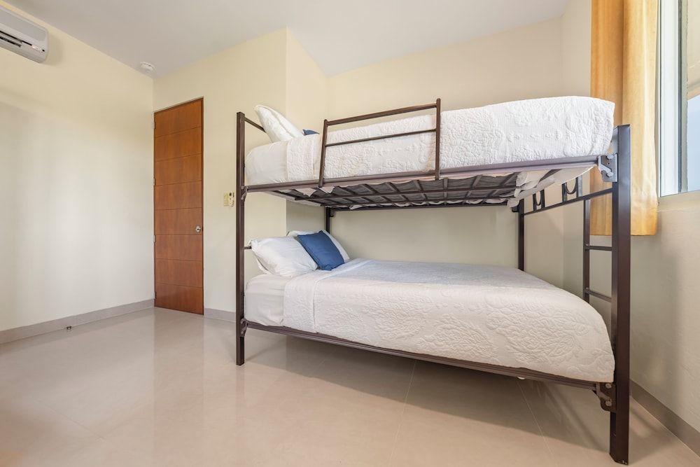 Stunning Views Of Cancun, Private Beach, W/resort Style Pool And Hot Tub - Isla Mujeres