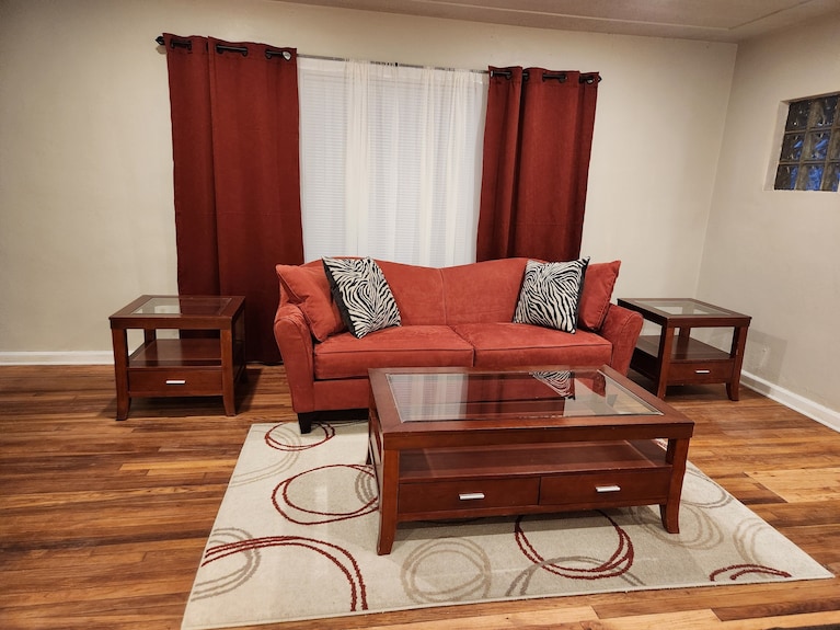 The Holly House. Comfort And Stylish Charm. \N - 벨빌