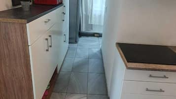Um frigorífico/congelador grande, um micro-ondas, um forno