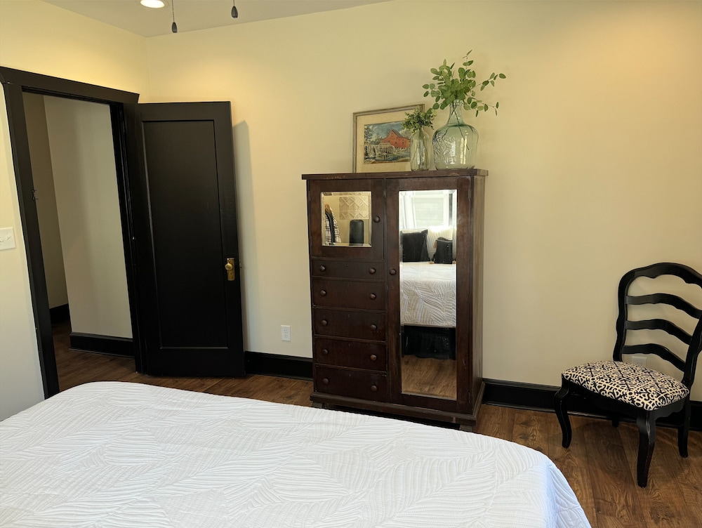 2-bedroom Vacation Home Just A Two Minute Walk To Downtown - Carrollton, GA