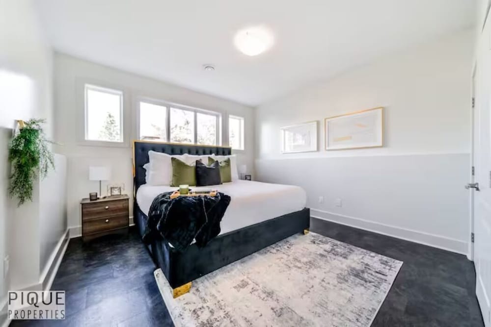 Bright Open Suite - King Bed - Free Parking - Long Stays - Alberta