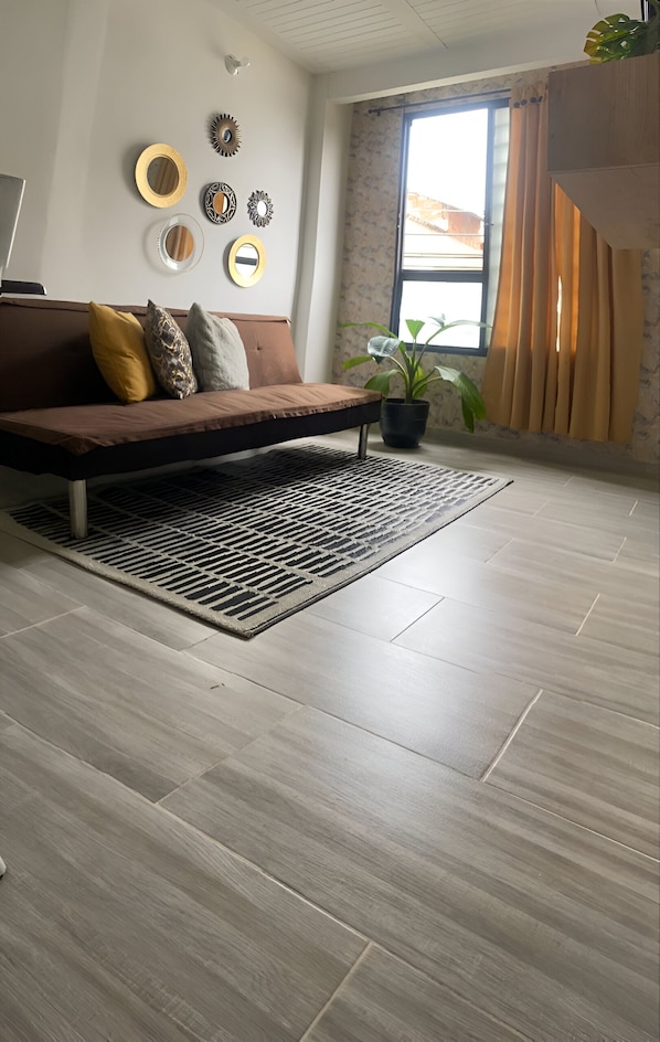 Edredons de pluma, individualmente mobiliados, escrivaninha