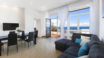 Apartamento Panorâmico, varanda, vista para o mar | Sala de estar | Televisor de ecrã plano de 32 polegadas com canais digitais