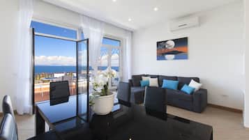 Apartamento Panorâmico, varanda, vista para o mar | Sala de estar | Televisor de ecrã plano de 32 polegadas com canais digitais