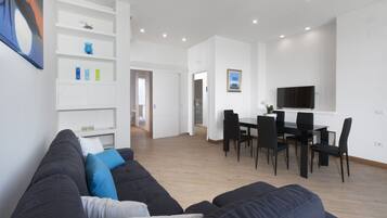 Apartamento Panorâmico, varanda, vista para o mar | Sala de estar | Televisor de ecrã plano de 32 polegadas com canais digitais