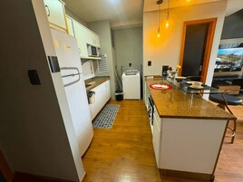 Apartamento | Cozinha privada | Geladeira, micro-ondas, lava-louças, liquidificador