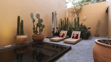 Piscina externa, funciona das 9h às 21h, guarda-sóis, espreguiçadeiras