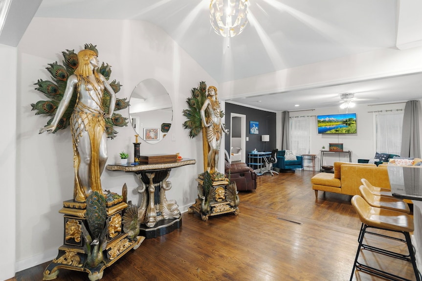 Spacious Open Floor Plan. 5 Beds. 5 Tvs. & Art. - Fayetteville, NC