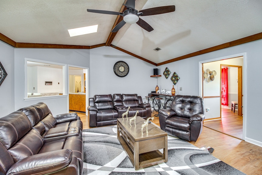 Pool + Gameroom: Family Fun Retreat In Hinesville! - 海恩斯維爾