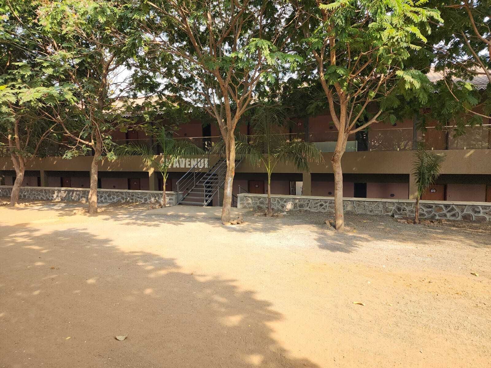 Um edifício com uma placa que diz "AVENUE" e uma escadaria que leva a um andar superior.