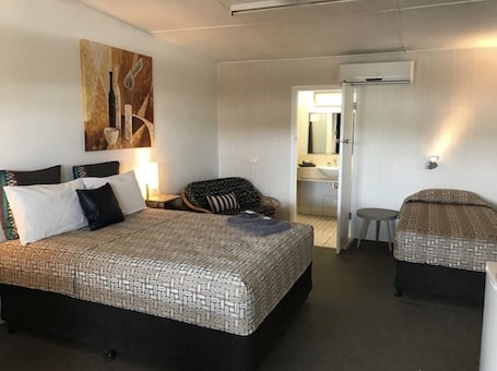 Quarto Superior | Com mobília individualizada, secretária . Gin Gin central motel