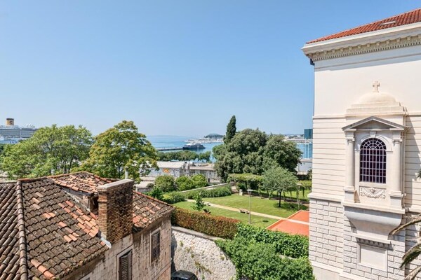 Central Station Art Apartment - Split