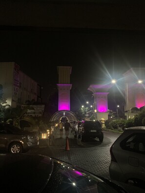 Estacionamento sem assistência (pago) (IDR 25000 por dia)