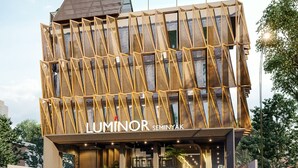 Um edifício moderno com fachada geométrica singular, identificado como