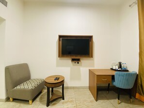 Quarto casal superior, 1 cama Queen, para não fumantes, vista para o pátio | Edredons de pluma, cofres nos quartos, escrivaninha