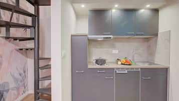 Apartamento família, 1 quarto (Old Town Maison - City Center) | Cozinha privada | Geladeira, micro-ondas, cooktop, lava-louças