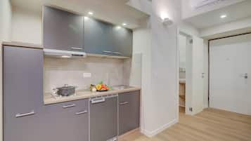 Apartamento família, 1 quarto (Old Town Maison - City Center) | Cozinha privada | Geladeira, micro-ondas, cooktop, lava-louças