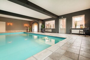 Piscina interior, espreguiçadeiras 