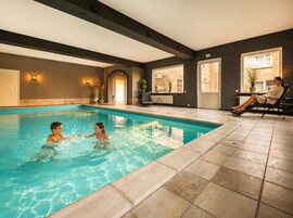 Piscina interna, espreguiçadeiras