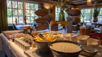 Pequeno-almoço tipo buffet diário (17.50 EUR por pessoa) 