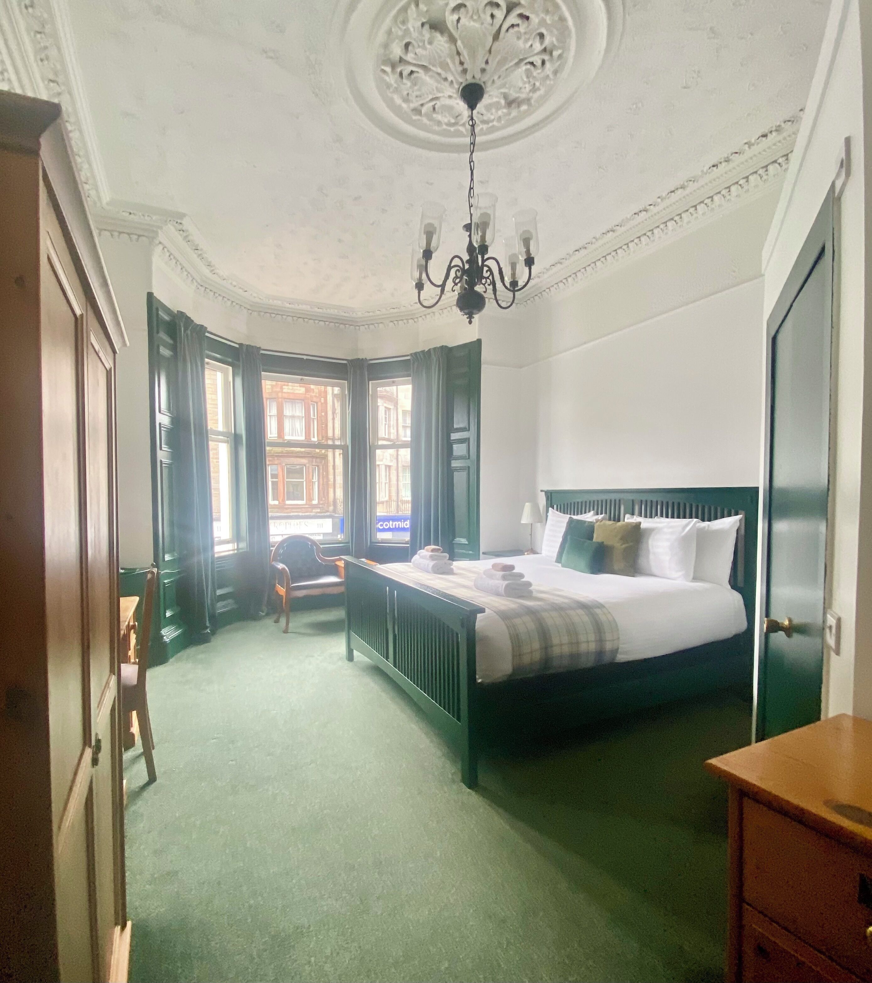 Quarto casal luxo | Escrivaninha, cortinas blackout, ferros/tábuas de passar roupa