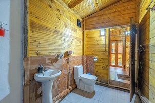 Quarto família | Banheiro | Chuveiro, toalhas de banho, shampoo, papel higiênico