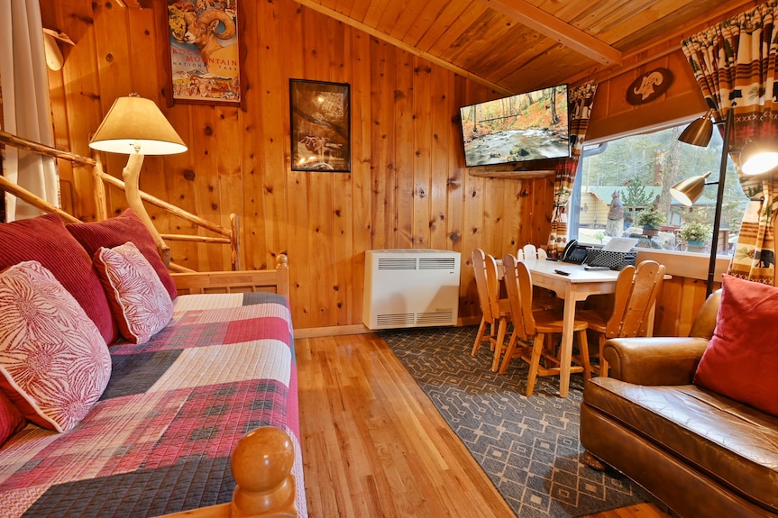 Bighorn Sheep Cabin - Queen Bed, Scenic Deck, Cozy Cabin - Estes Park, CO