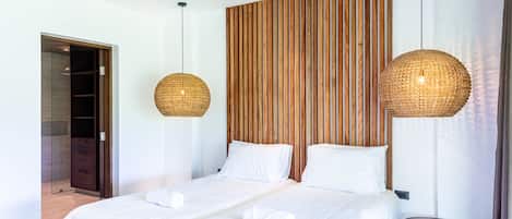 Quarto moderno com uma cama grande, duas mesas de cabeceira e uma parede de ripas de madeira.