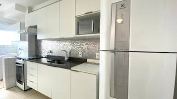 Apartamento Clássico | Cozinha privada | Um frigorífico, um micro-ondas, um forno, utensílios de cozinha
