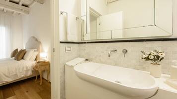 Apartamento Comfort | Casa de banho | Um secador de cabelo, um bidé, toalhas fornecidas, papel higiénico