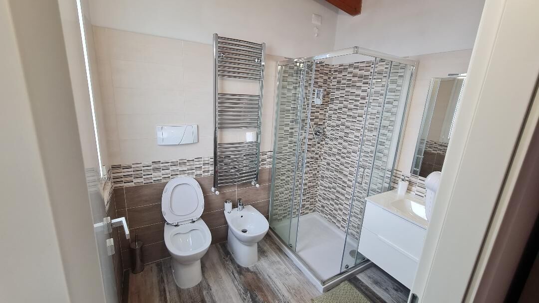 Quarto panorâmico, 1 cama de casal | Banheiro | Produtos de toalete grátis, secador de cabelo, bidê 