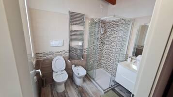 Quarto panorâmico, 1 cama de casal | Banheiro | Produtos de toalete grátis, secador de cabelo, bidê