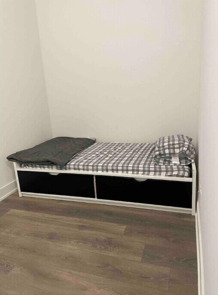 Stunning 1 Bedroom+den Condo . - Milton