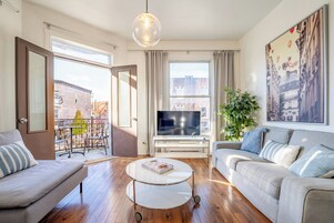 Apartamento família, 3 quartos, sacada | Área de estar | TV 32 polegadas com canais digitais