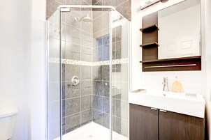 Secador de cabelo, toalhas de banho, shampoo, papel higiênico