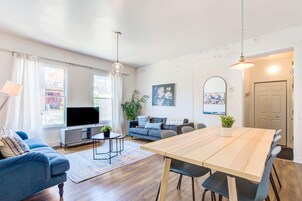 Apartamento, 2 quartos | Área de estar | TV 32 polegadas com canais digitais