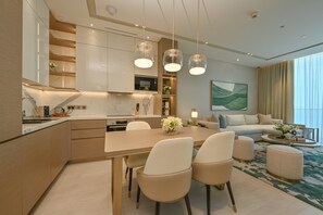 Apartamento, 1 cama king-size, vista para o mar | Sala de jantar