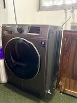 Máquina de lavar roupa Samsung digital inverter, com visor digital e distintivo de 10 anos de garantia.