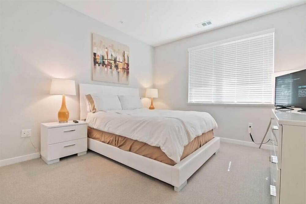 Beautiful Sky Lounge! Bayfront W/ Full-sized Washer/dryer | Nr Shopping - Stanford University, Stanford