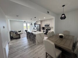Apartamento Signature em Condomínio Fechado, 1 cama king-size, acesso à piscina, vista para o rio | Sala de estar | Televisor de ecrã plano de 55 polegadas com canais digitais 