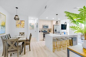 Apartamento de Luxo em Condomínio Fechado, 2 quartos, acesso à piscina | Cozinha privada | Um frigorífico/congelador grande, um micro-ondas, um forno 